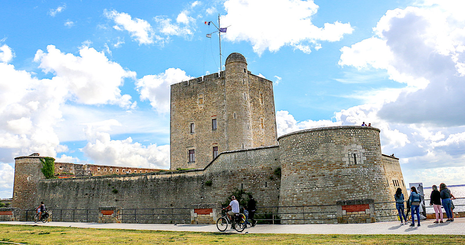 CHARENTE MARITIME : ROCHEFORT CELEBRE PIERRE LOTI - Grand Sud Mag